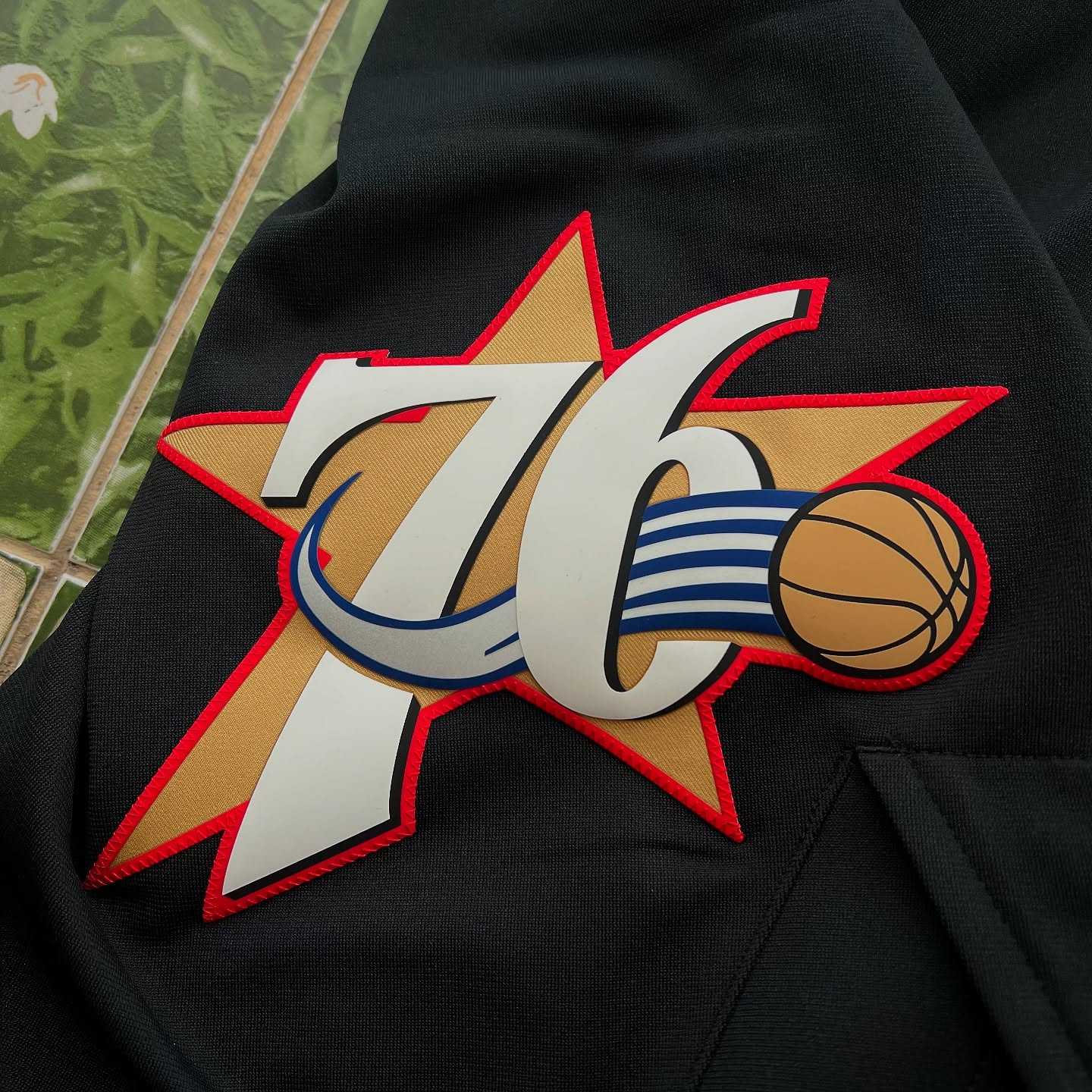 C'est officiel : les Philadelphia 76ers vont ressortir le maillot ...